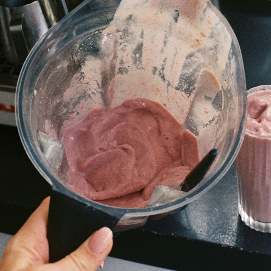 Raspberry oatmeal smoothie with prebiotic skin support - Lagom