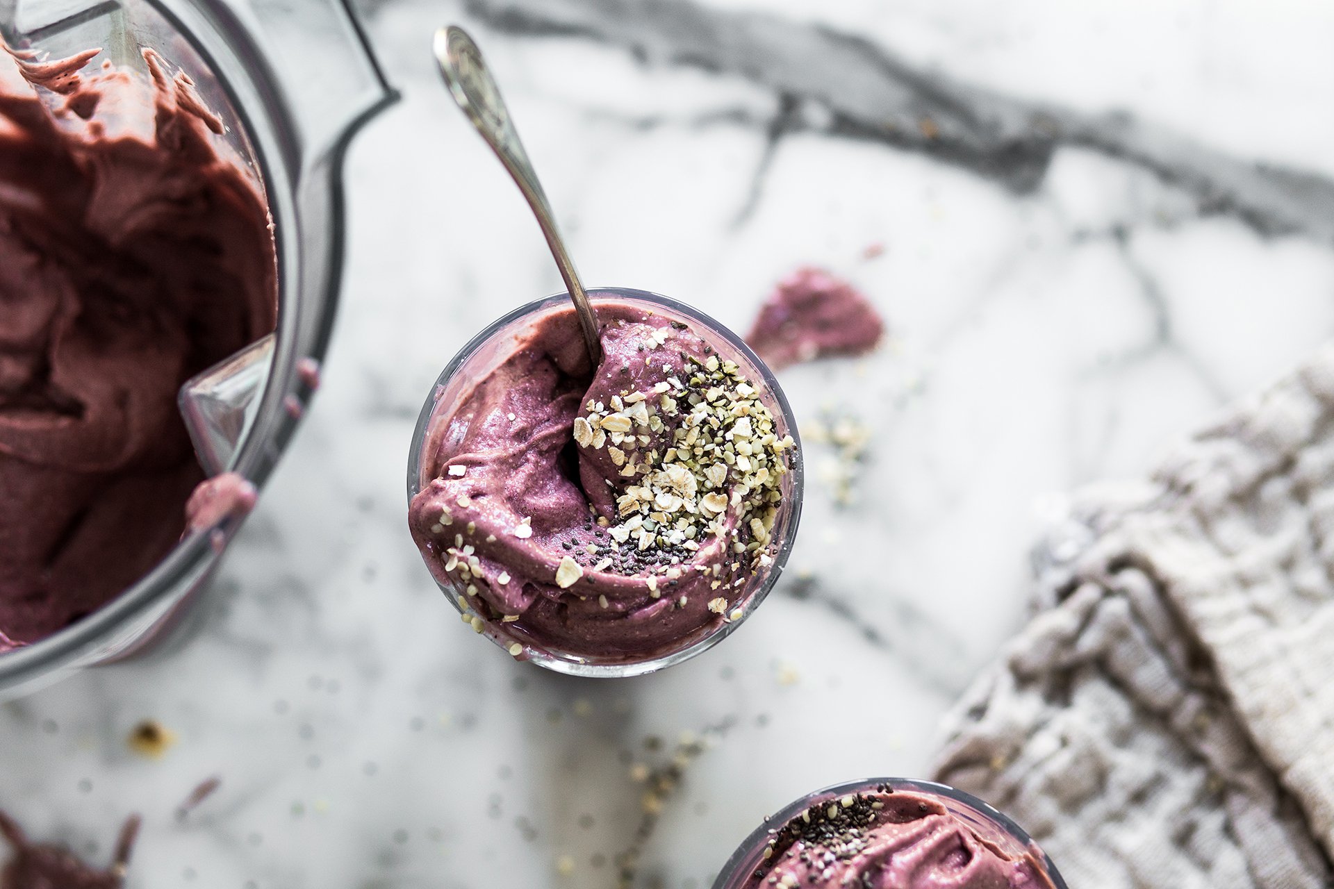 Raspberry oatmeal smoothie with prebiotic skin support - Lagom