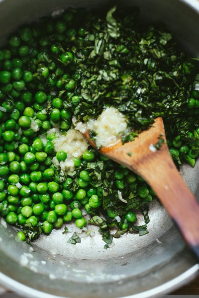 Minted peas with garlic butter - Lagom